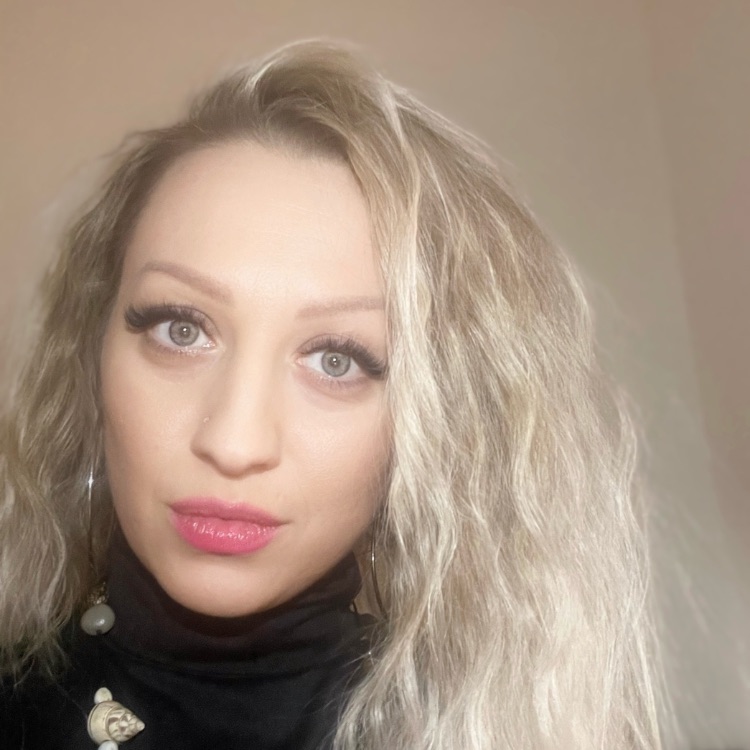 Иконка канала Julia Njee Astrology