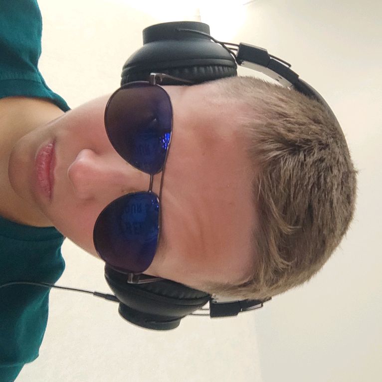 Иконка канала Санёк Games(👑👑) (🟪🎩=👍🥳)