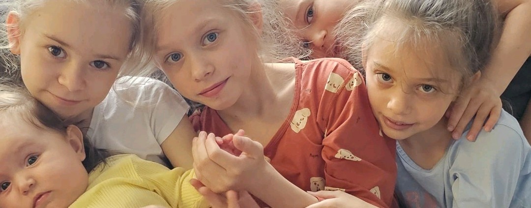 три девочки и один мальчик