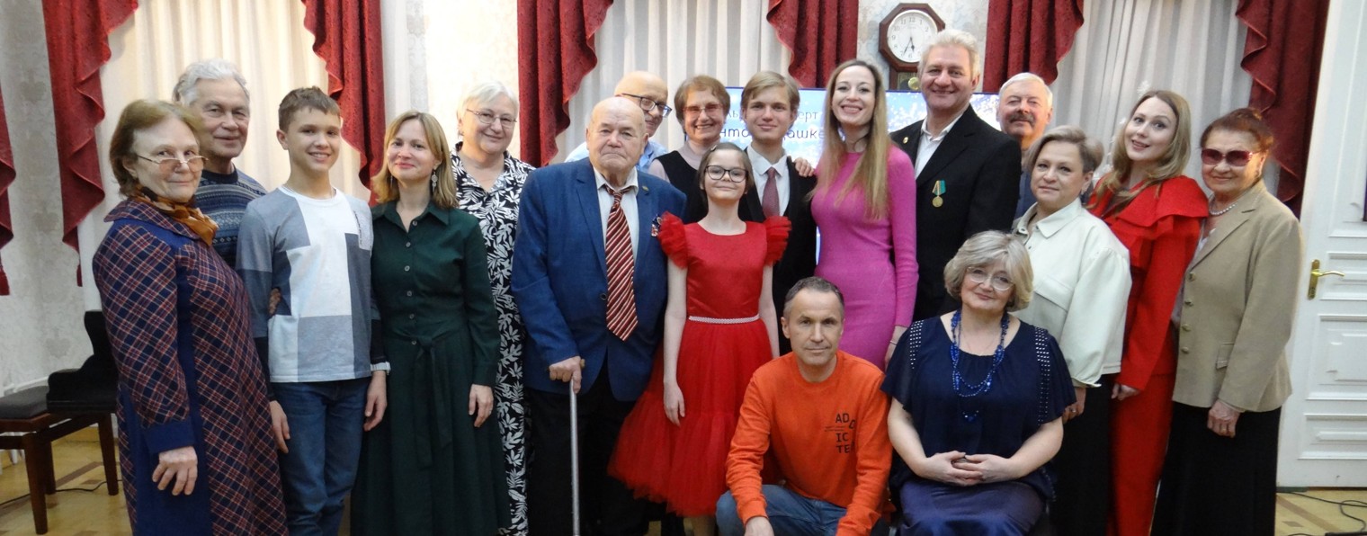 Антон Дашкевич (вокал)