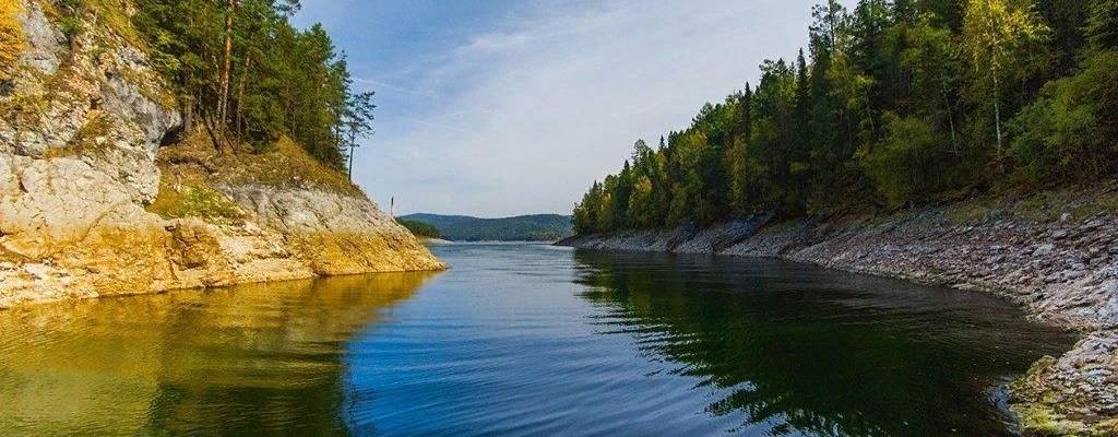 Позади