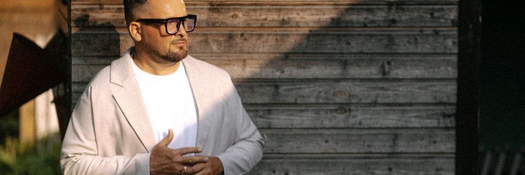 Ведущий Павел Лапшин