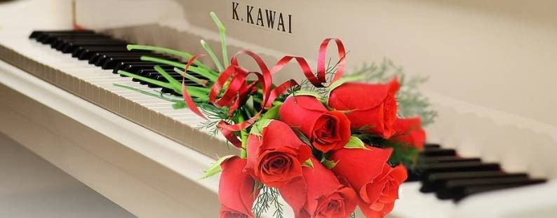 Композитор, поэт-песенник, певица.