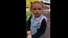 Отец попросил дочку потрогать крапиву