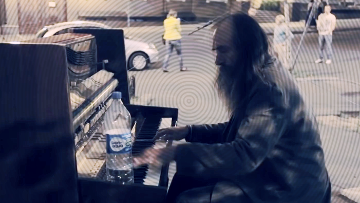 Бездомный играет на пианино на улице Киева