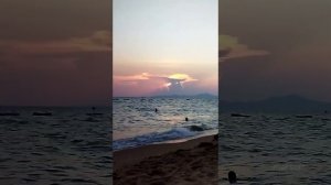 просто закат и море. цвет заката серо-розовый