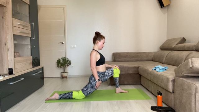Stretching. Ноги, спина, плечи. Home Workouts от 22.05.2020. Тренировки дома. Гибкое тело. [1080p60]