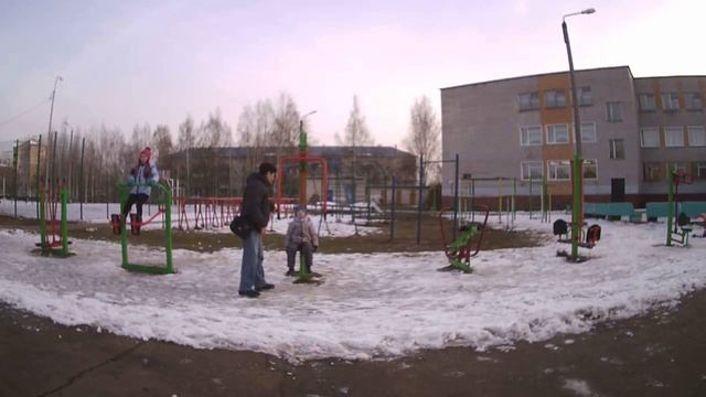 2017.11.22  Дед с Вовой гуляют у школы 2.