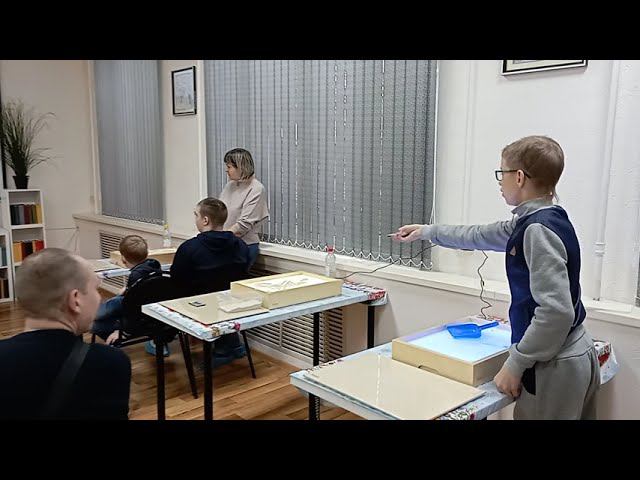 Фрагмент занятия  библиостудии рисования песком