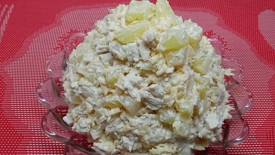 Салат с ананасом