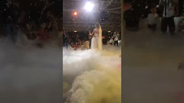 Искусственный снег и тяжелый дым на свадебный танец