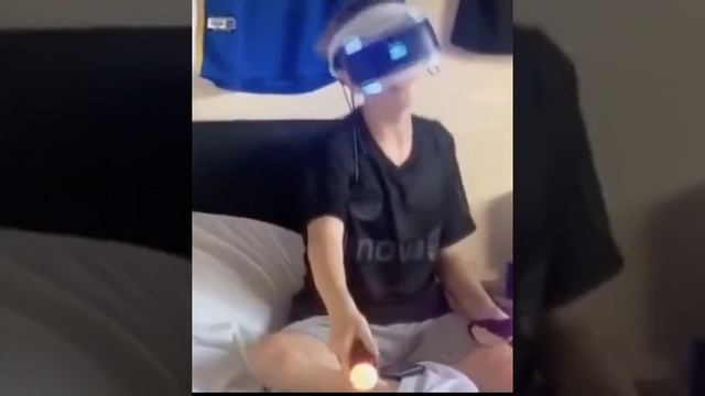 | ПРИКОЛ | младший спалился в шлеме vr