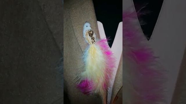 Брошь из бисера с перьями