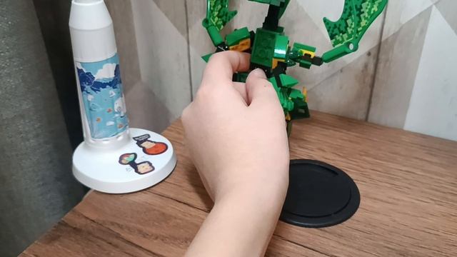 амогус в новогодней шапке оцените  1 до 10