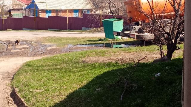 Сливает воду прям на дорогу