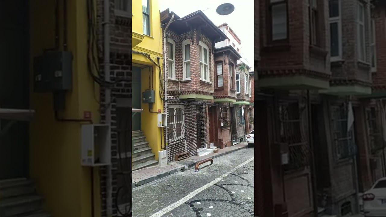 Старый Стамбул. Узкие кривые улицы, разноцветные дома и лестницы.