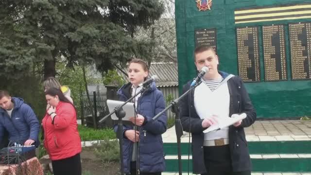 2021.05.09 -Александровка -День победы- 4)Полем вдоль берега крутого шол солдат
