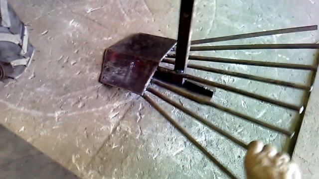 Самодельная  картофелекопалка из металлолома. Homemade digger . Часть 1..mp4