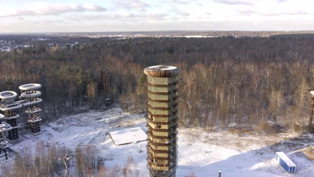 Башни Тесла, скрывающиеся в  лесах  Подмосковья