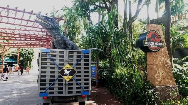 Настоящий динозавр в парке Universal Studios в Сингапуре
