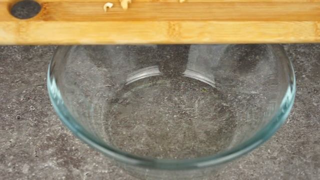 Грузинский острый салат с орехами.mp4