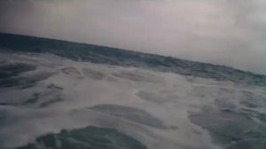 Заплыв в море под дождем