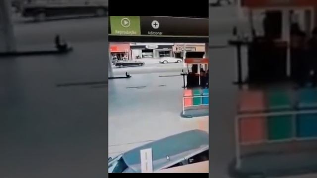 Fusca abandona o dono no posto de gasolina ao ver o preço do combustível