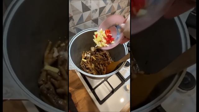 Куриные лапки по-тайски в соевом соусе. С чесноком, имбирём и перцем чили