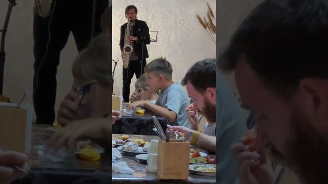 Пансионат София, Анапа, столовая, саксофонист в столовой