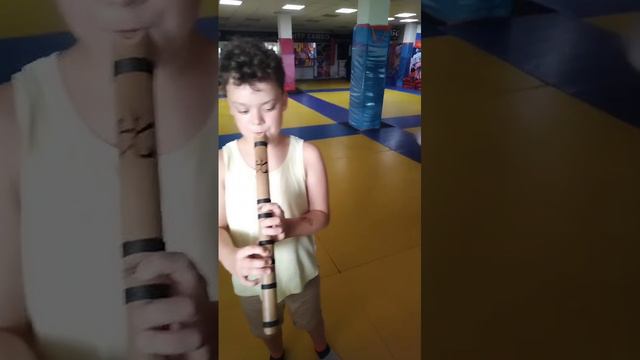 маленький мальчик учится играть)