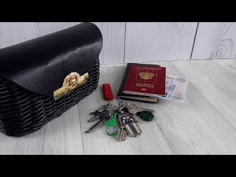 Клатч из газетных трубочек