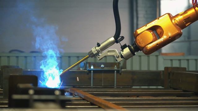 Роботизированный комплекс для сварки рам сельскохозяйственной техники | 18-метровый линейный трек