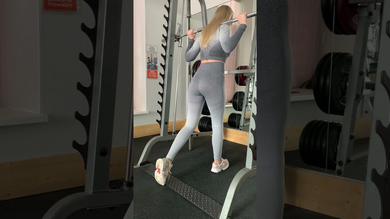 ВЫПАДЫ В ТРЕНАЖЕРЕ СМИТА ПО ОДНОЙ НОГЕ