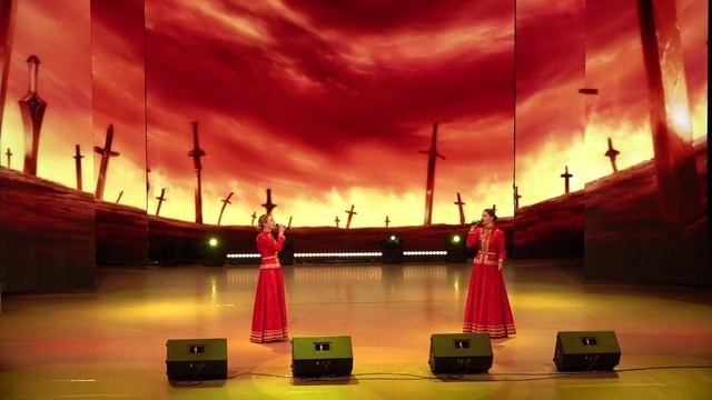 "Черные вороны". Поют солистки ансамбля "Менестрели" Юлия Бурачёнок (Маевская) и Юлия Абрамович.