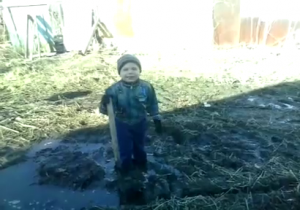 Мальчик застрял в грязи 