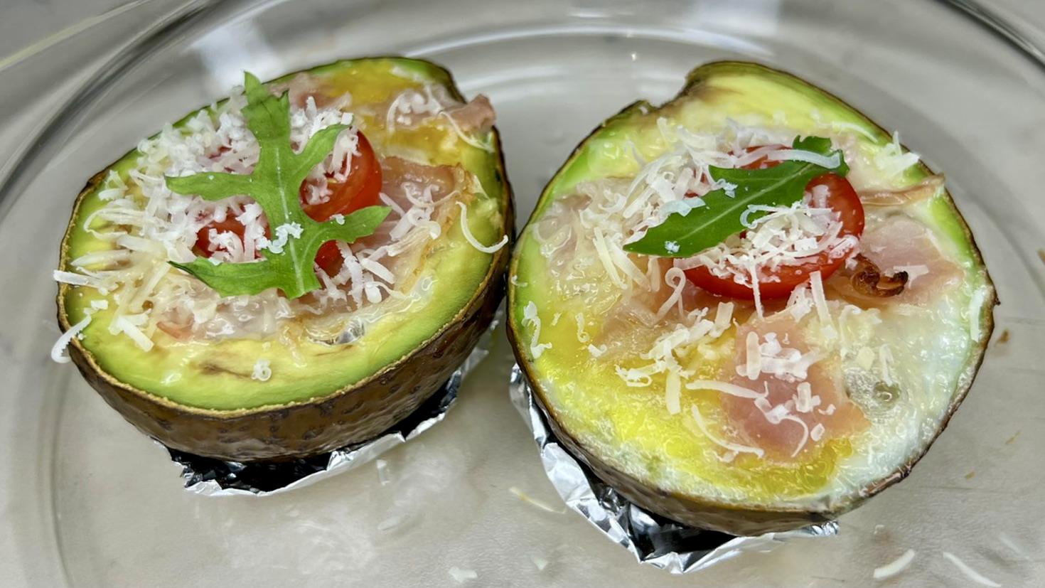 Запечённый авокадо ? с беконом и перепелиным яйцом .