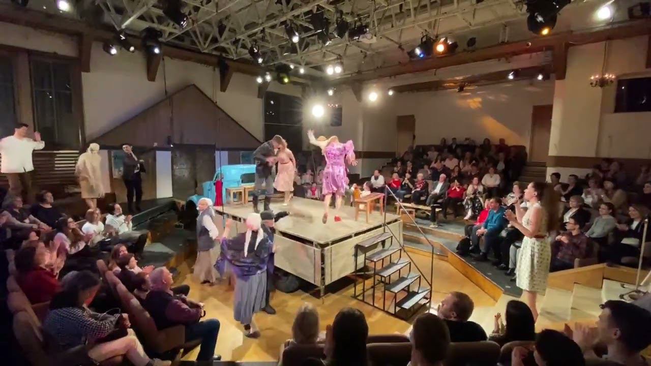 Поклоны в театре "Сфера" после спектакля "Раскас"