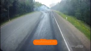 Байкер влетел в лоб фуры.mp4