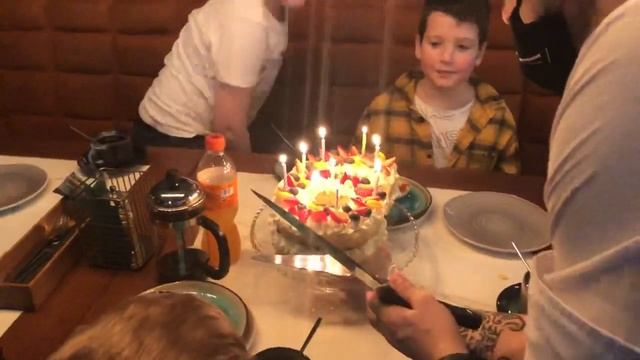 Алеше сегодня 9 лет. Несём тортик