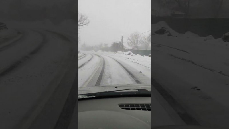 Там на дороге снег