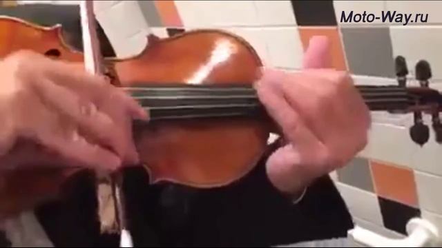 Звук гоночного мотоцикла на скрипке.
Какой технический прием не дорабатывает этот пилот? )
