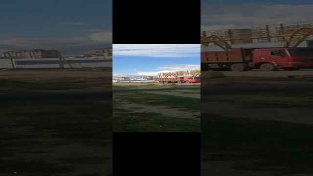 #ДЖУНИОР СМОТРИТ КАК ЕДИТ КАМАЗЗЗ