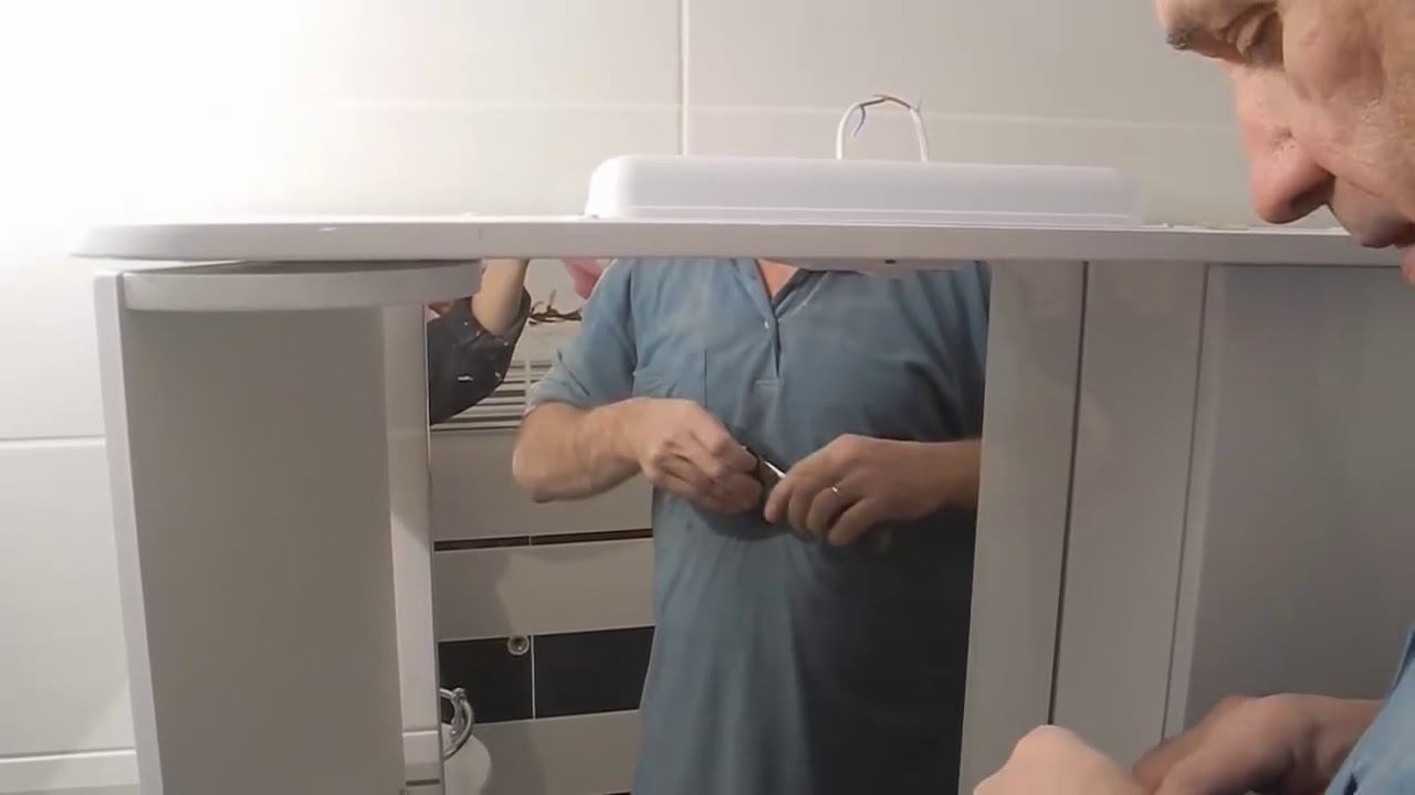 Как своими руками УСТАНОВИТЬ ШКАФ-ЗЕРКАЛО в ванной 2