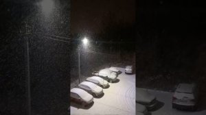 Снег идёт, парковка, стоянка, машины, автомобили, ночь, фонарь светит, вечер, музыка