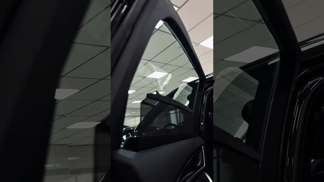 Cолнцезащитные шторки задних окон с электроприводом в Honda UR-V