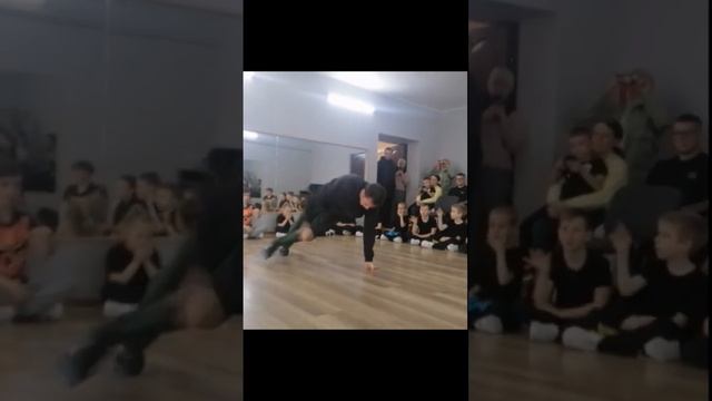 Брейк данс #breaking #breakingnews #dance #stretching #breyk #sport #брейк #брейкданс