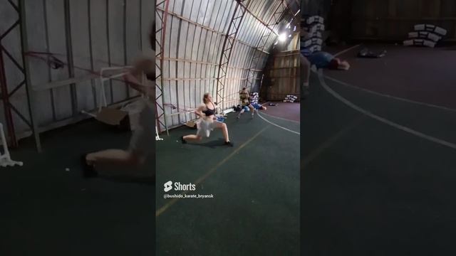 Развитие силы удара (гьяку цки) дальней рукой при помощи жгута