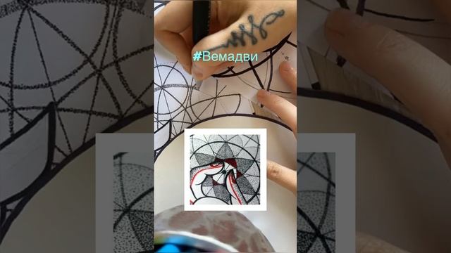 Дочь рисует мандалы)