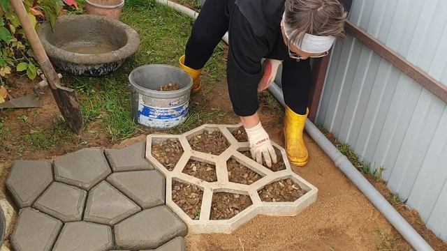 выкладываем садовые дорожки на участке