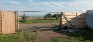 Установка откатных ворот Красноярск, проем 4 метра, противовес и каркас под доску или профлист